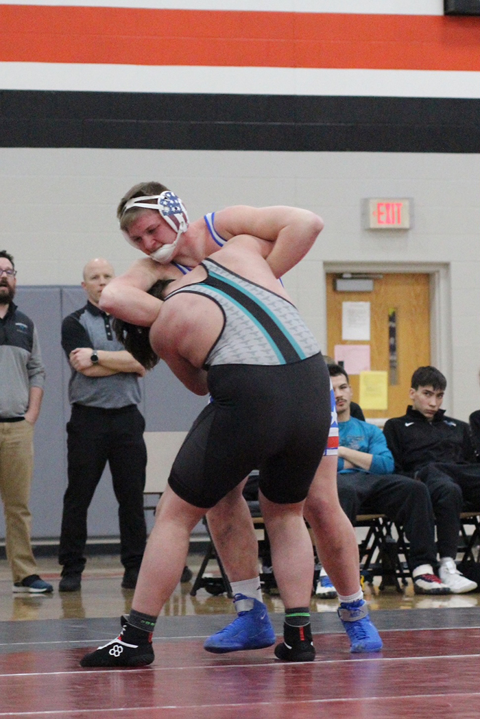 Braeden Peterson tries to get a takedown during his match against ...